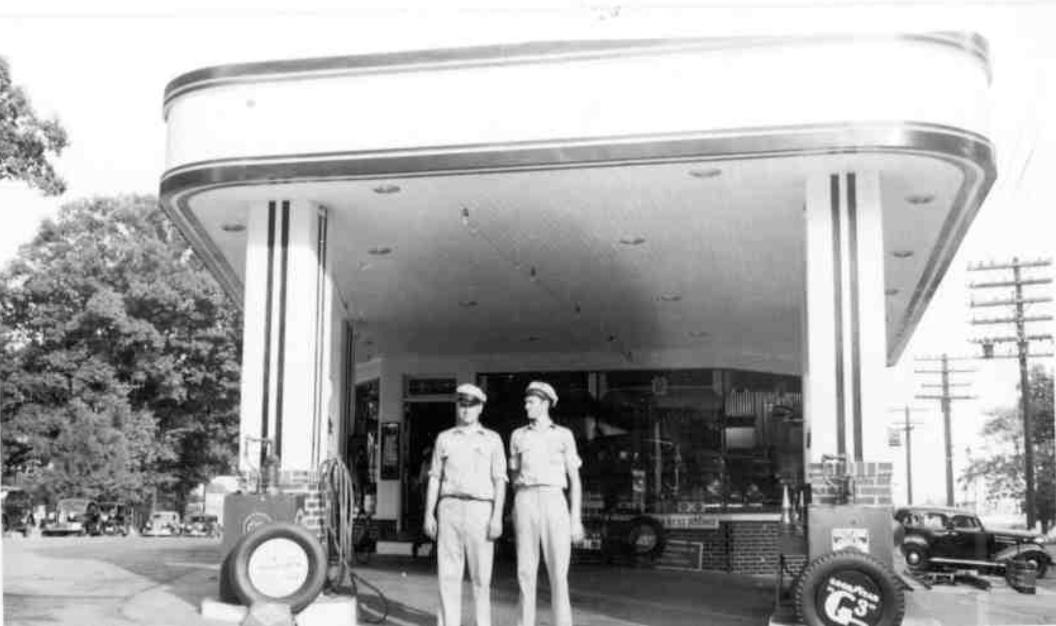 1940s Full Service Gulf Station | Reed Brothers Dodge History 1915 – 2012